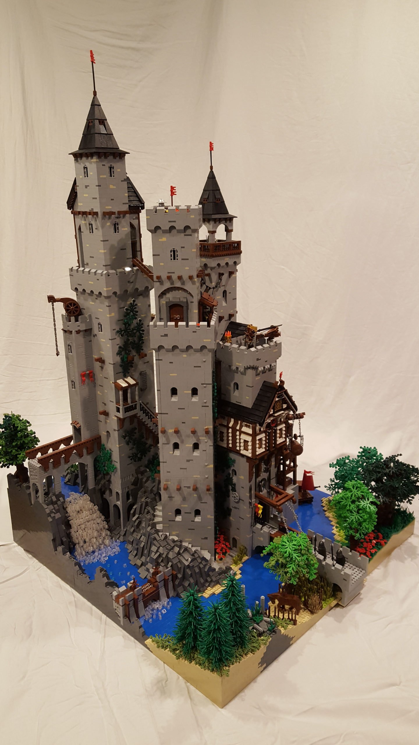 Enormes y Hermosos Castillos de LEGO - La Cueva del Lobo